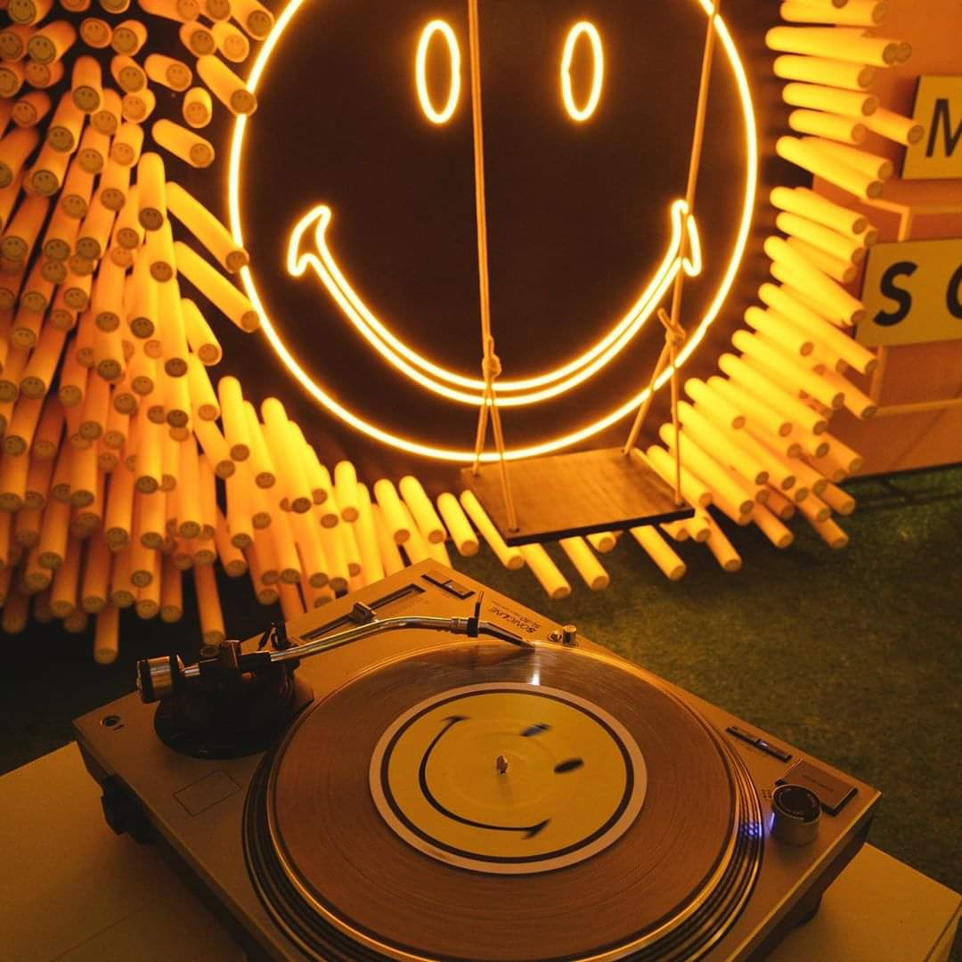 The story behind the infamous yellow rave smiley – ratemyrave